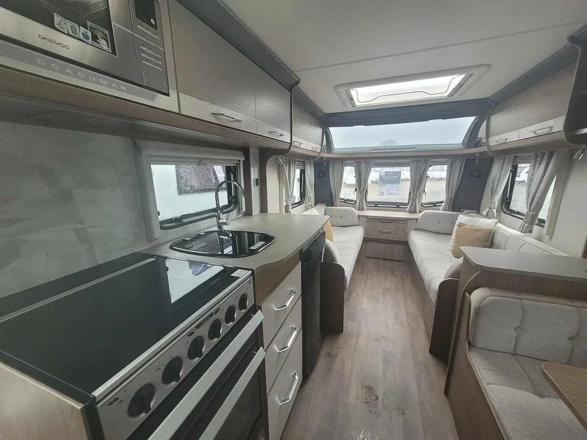 Coachman VIP 520 2018 (U5298) – Leisure Sales